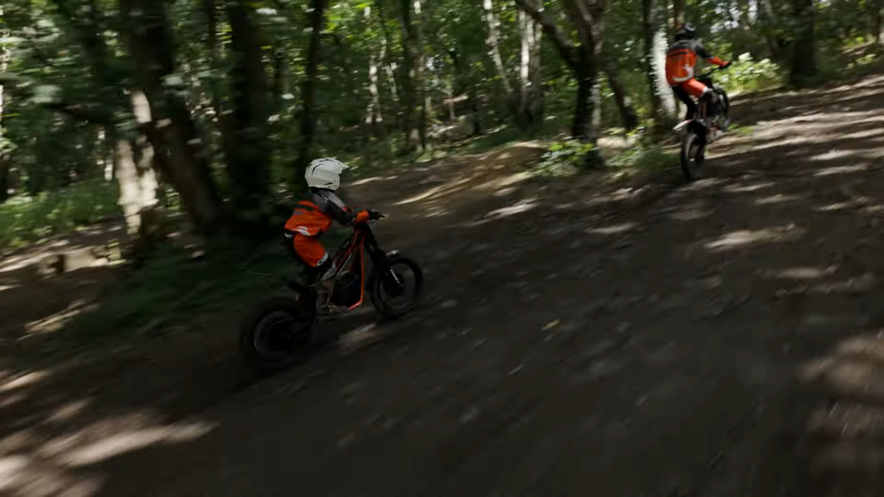 Triumph Oset Bikes TXP-20 / TXP-24：1600W馬達、4小時續航力、全可調氣壓懸吊的兒童電動越野車 ...